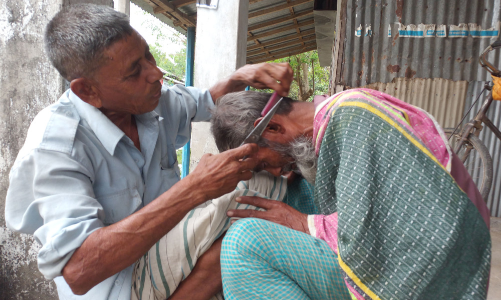 গ্রামবাংলার চিরচেনা দৃশ্য ‘টুল-পিঁড়িতে চুল-দাড়ি কাটা’ হারিয়ে যাচ্ছে ...