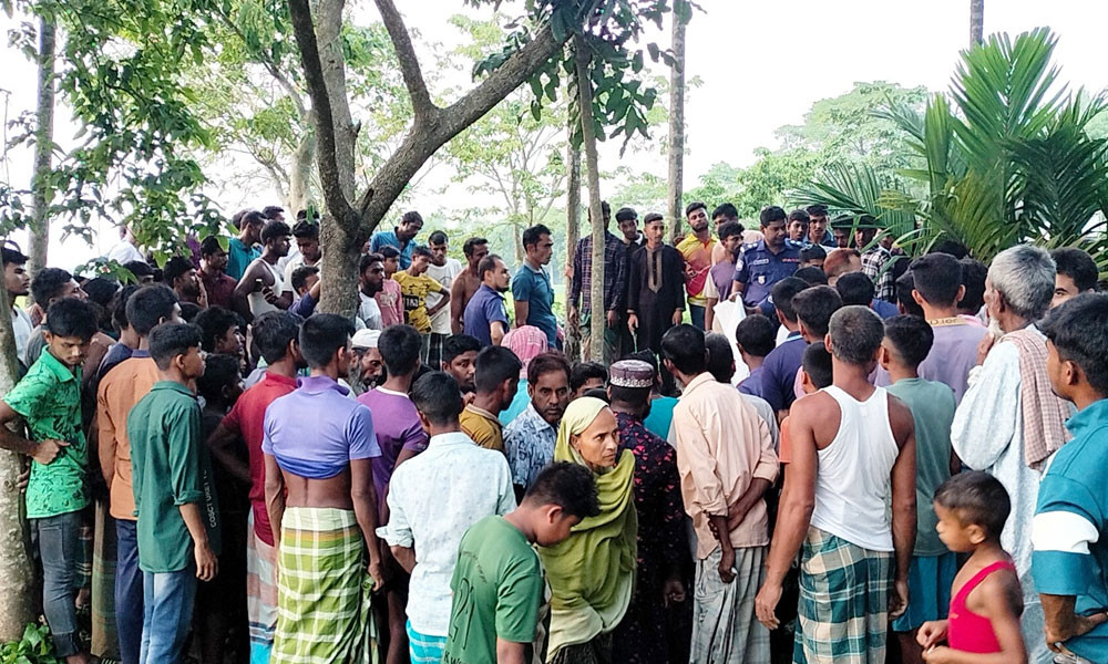 বাড়ির পেছনের রেইনট্রির ডালে ঝুলছিল স্বামী-স্ত্রীর লাশ