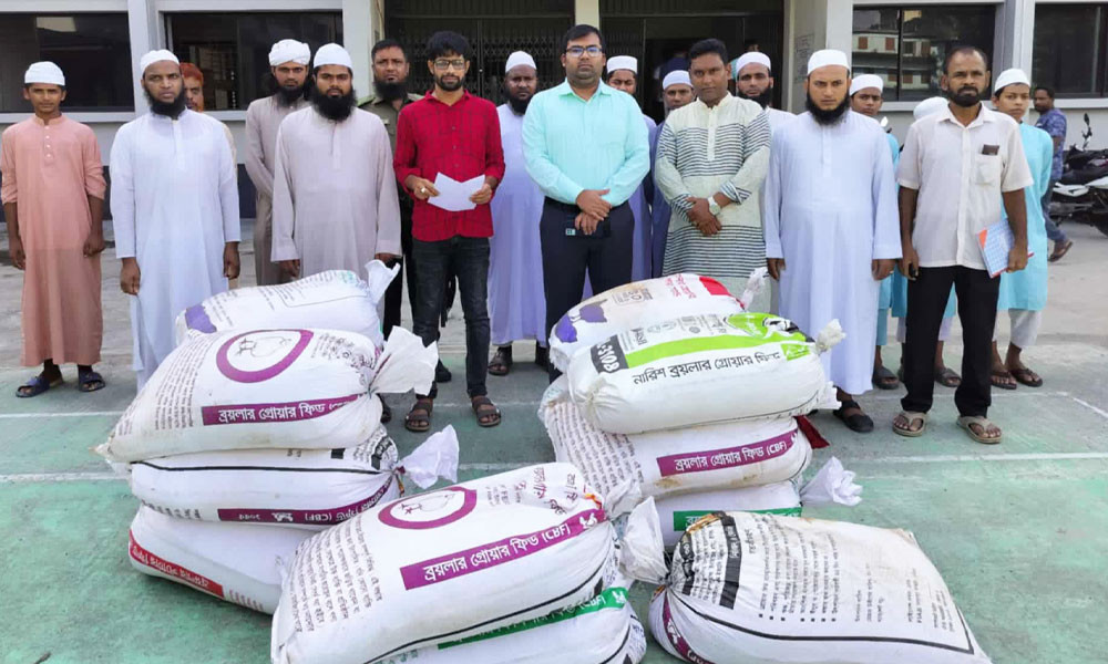 কালোবাজারির জব্দ করা চাল এতিমদের দিলেন ইউএনও