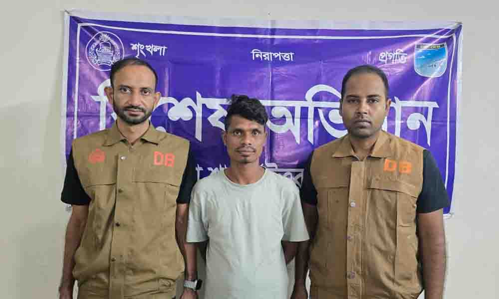 সাভারে ছিনতাইকারীকে হাতেনাতে ধরল ডিবি পুলিশ