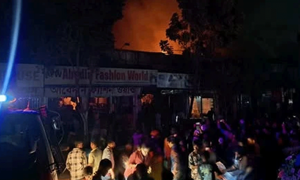 রাজধানীর ভাটারায় মার্কেটে আগুন, নিয়ন্ত্রণে ফায়ার সার্ভিসের ৪ ইউনিট