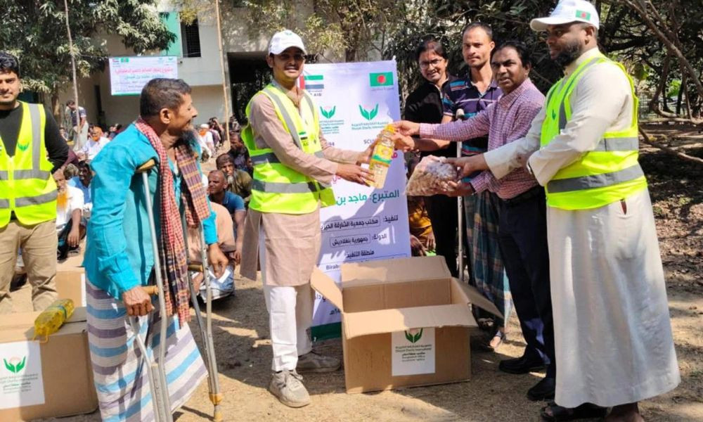 ১০০ অসচ্ছল পরিবারকে খাদ্যসামগ্রী দিল শারজাহ চ্যারিটি | কালের কণ্ঠ